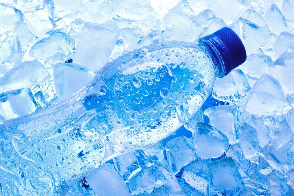 Porque você não deve beber água gelada: descubra 5 perigos